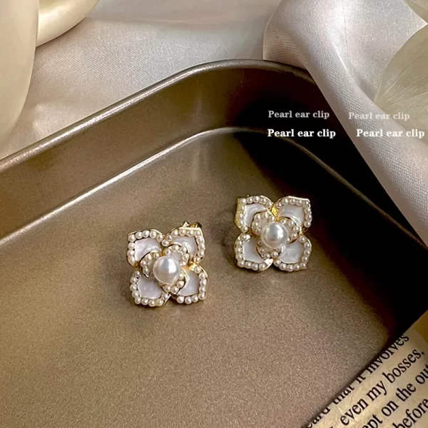aretes broche de clip flores ch blancas - Venta de accesorios